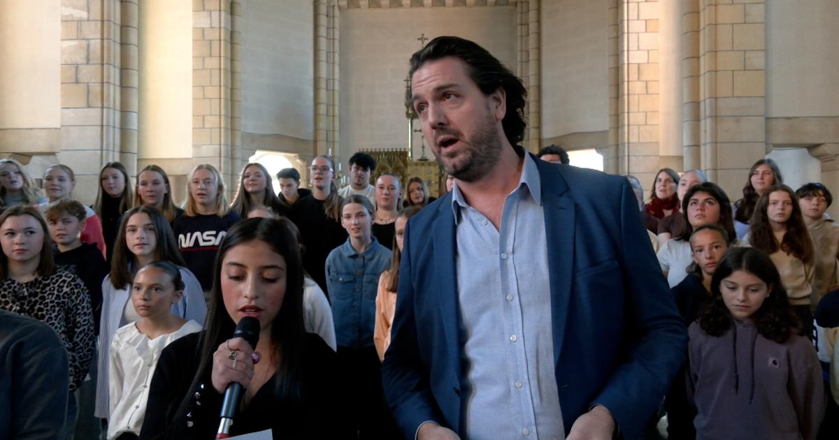 Sébastien Parotte chante Noël avec un chœur d'enfants | Vedia